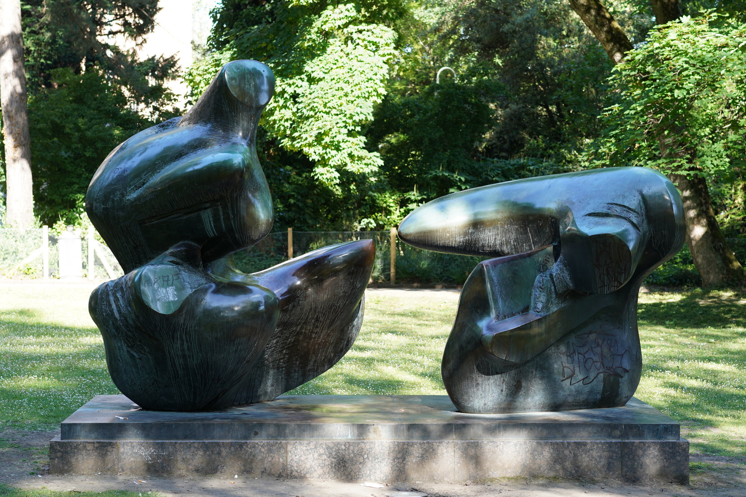 Henry Moore: Two Piece Reclining Figure – Kulturraum.NRW